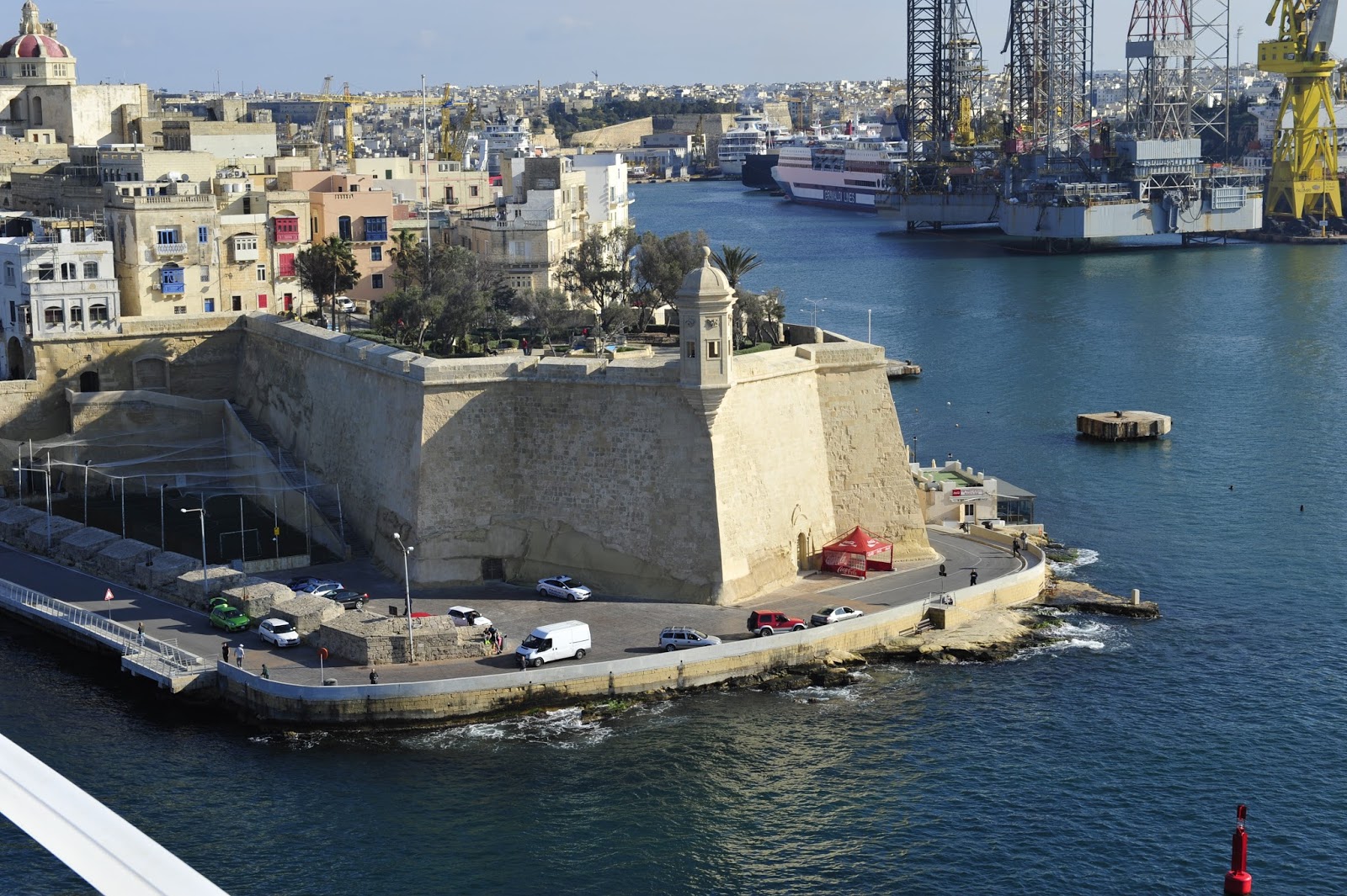 Malta ~ El mirlo de papel