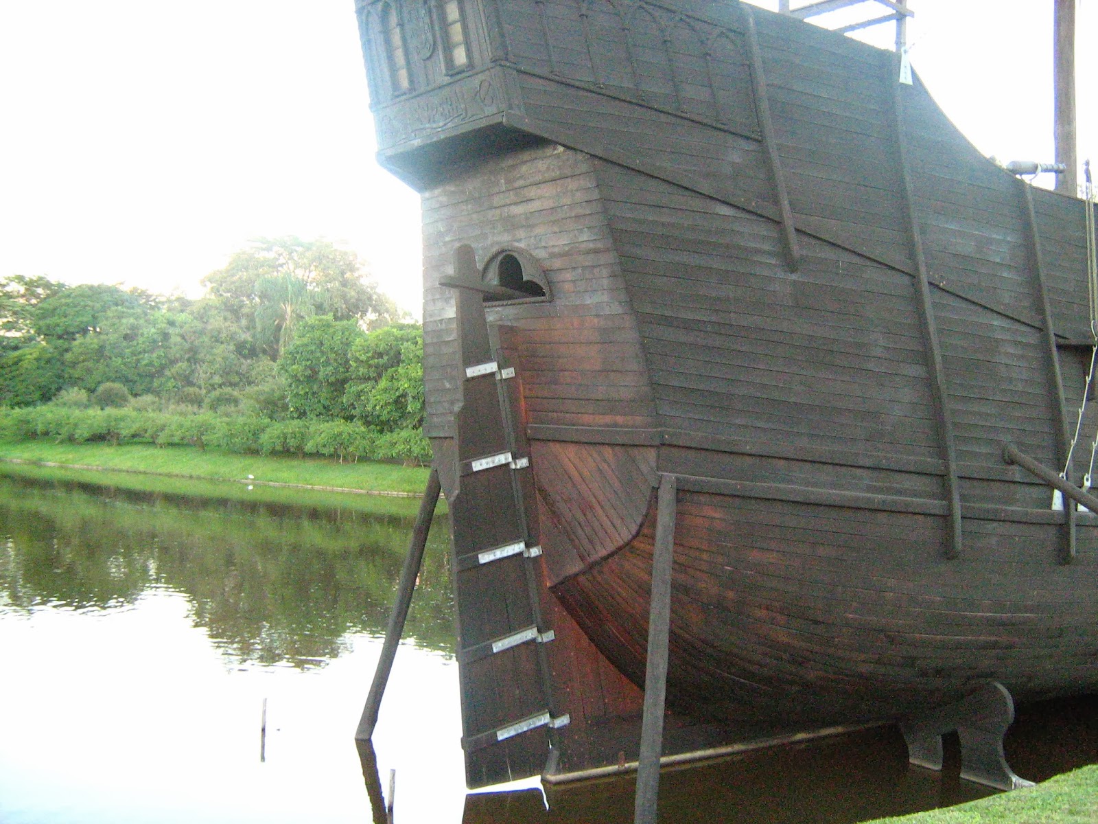 Dia da Terra: Captain Jack Sparrow and his famous pirate ship "Black ...