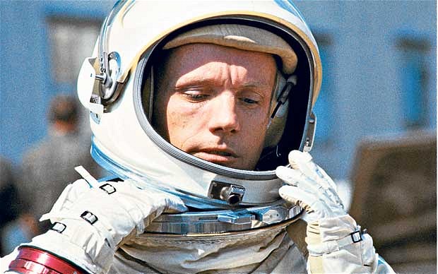Unidentified Flying Object o Unknown Flying Object: Neil Armstrong fu ...