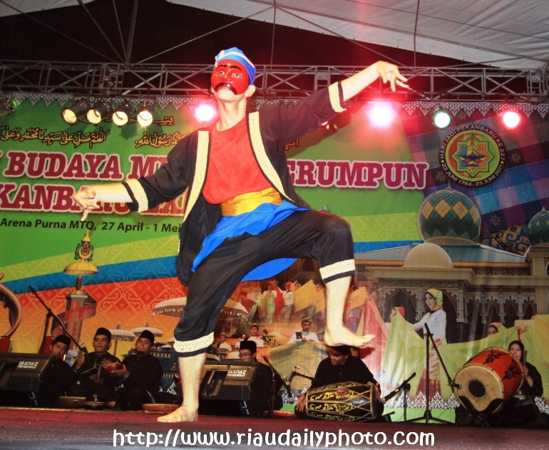 TARI TOPENG MAK YONG | RIAU DAILY PHOTO