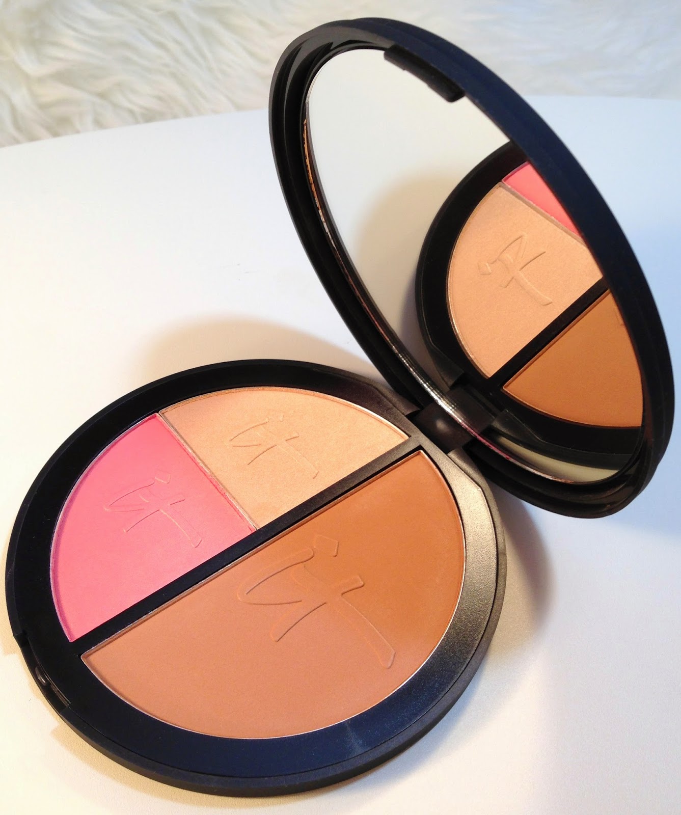 Fashion Maven... Mommy: IT Cosmetics Vitality Face Disc