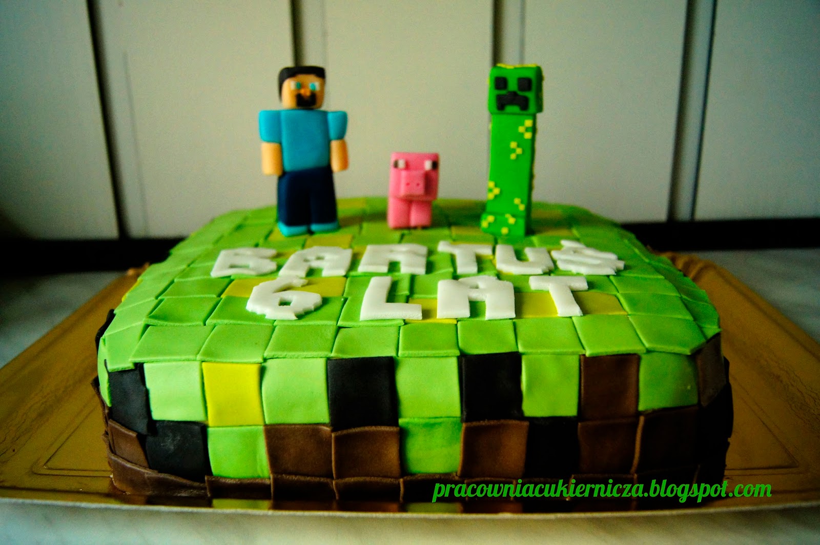 Mozaikowy tort z postaciami z gry Minecraft