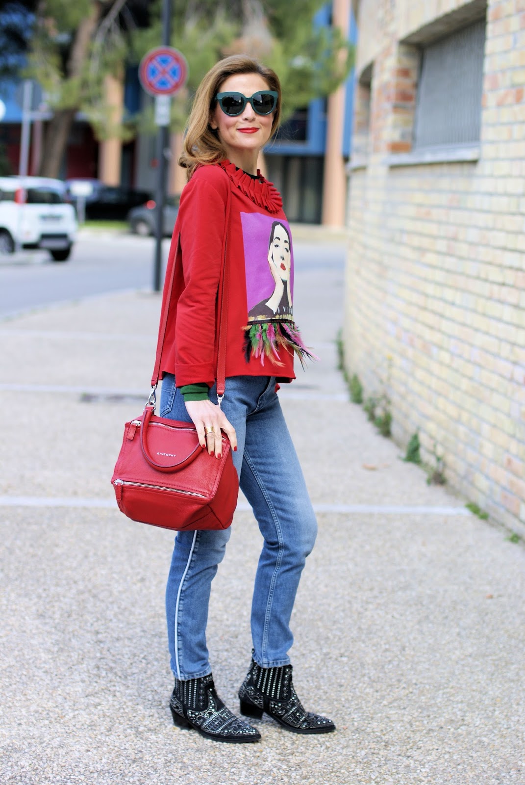 Feathers trend for Spring Summer 2018: sweatshirt outfit | Fashion and ...