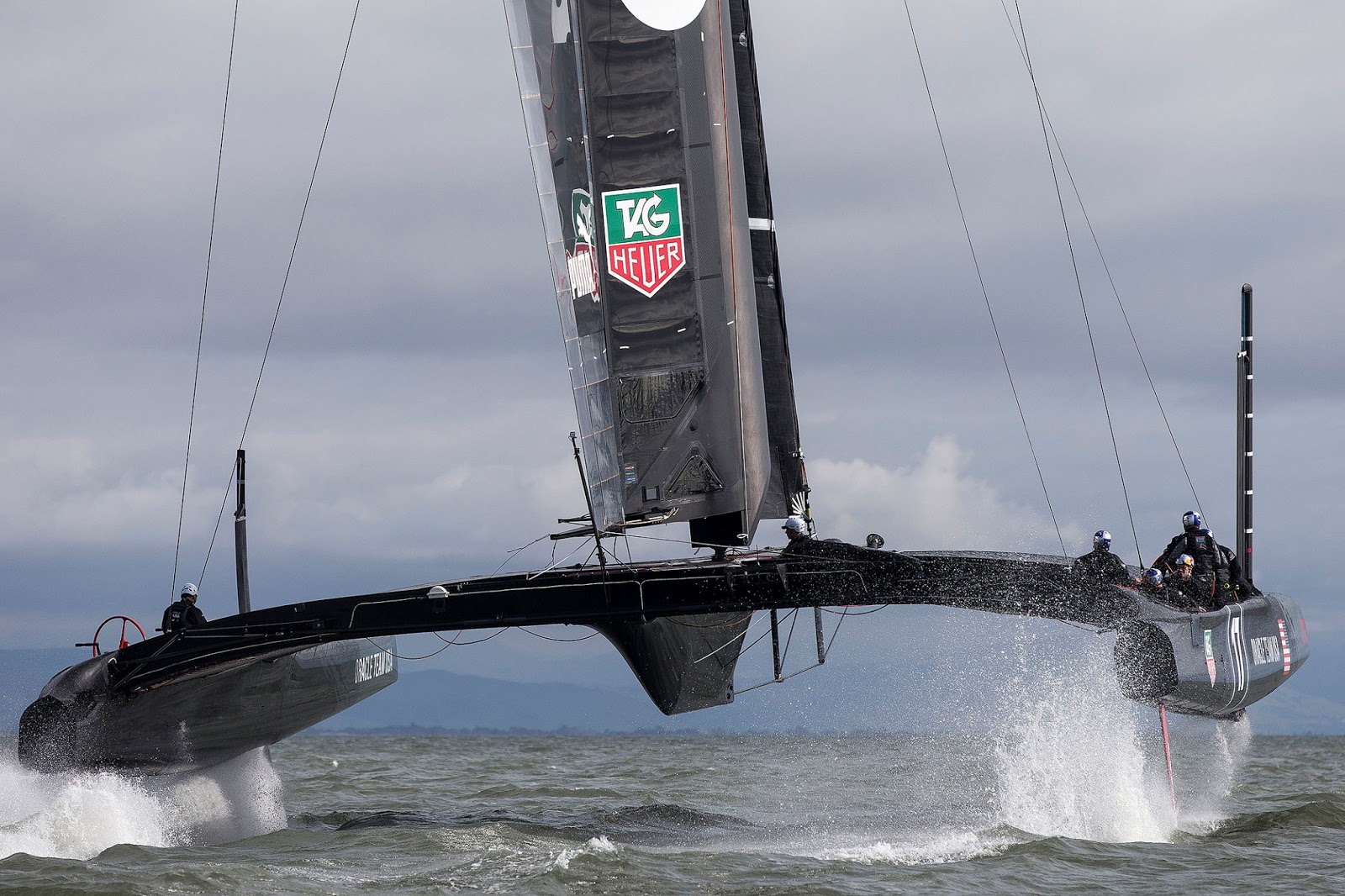 Images / L'AC72 d'Oracle Team USA '17' vole ! | ScanVoile