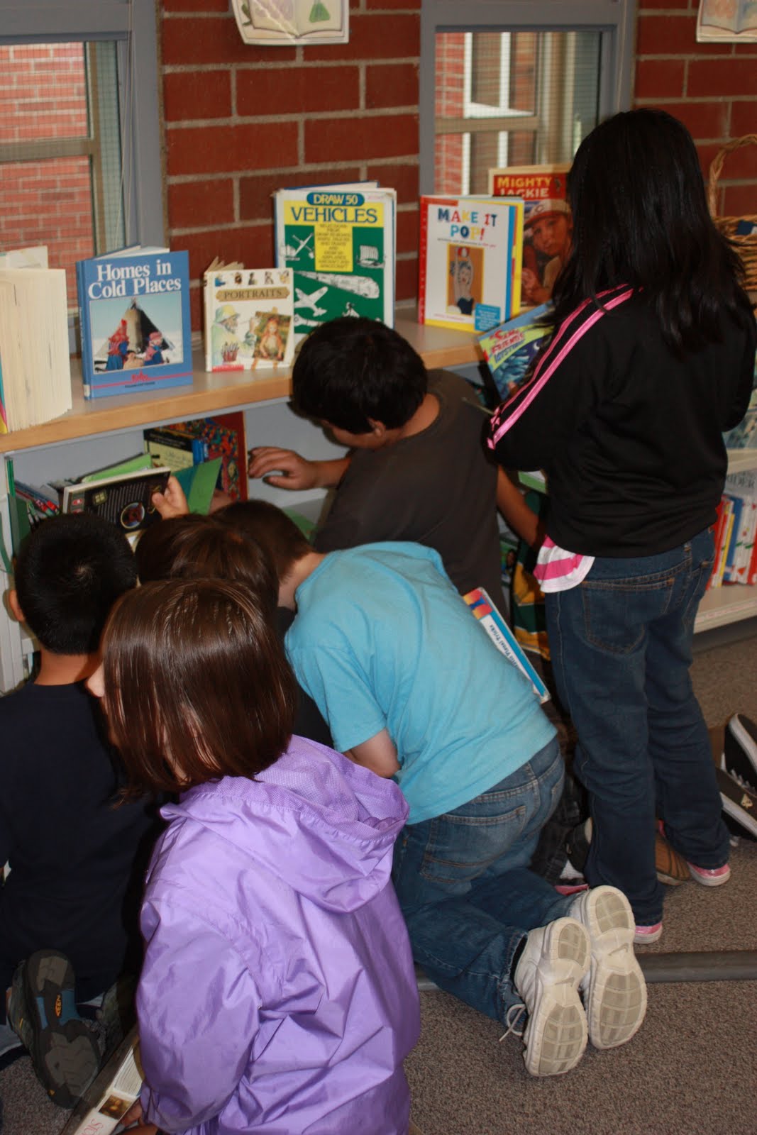 LIBRARY LIONS : ROAR REDMOND ELEMENTARY LIBRARY