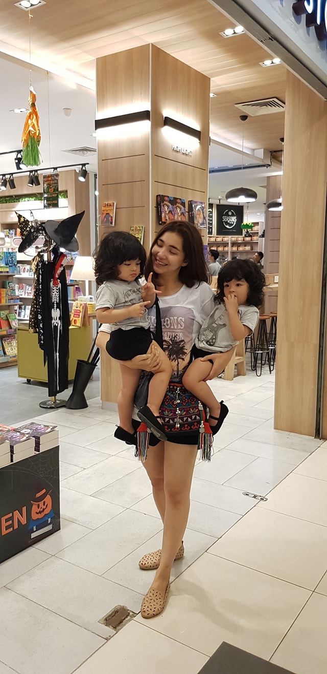 Chit Thu Wai - Family Shopping Time With Khit and Thit