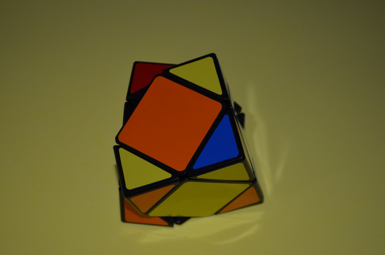 Resolver el Cubo Skewb. Rombos laterales en su sitio correspondiente. Y ...