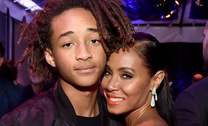 Jaden Smith presenteia sua mãe com grills