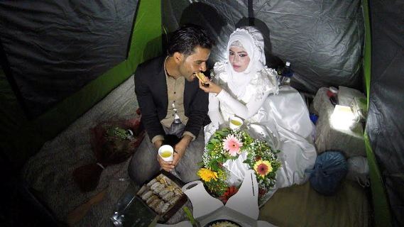 Young Syrian couple marry inside refugee camp in Idomeni, Greece (photos)