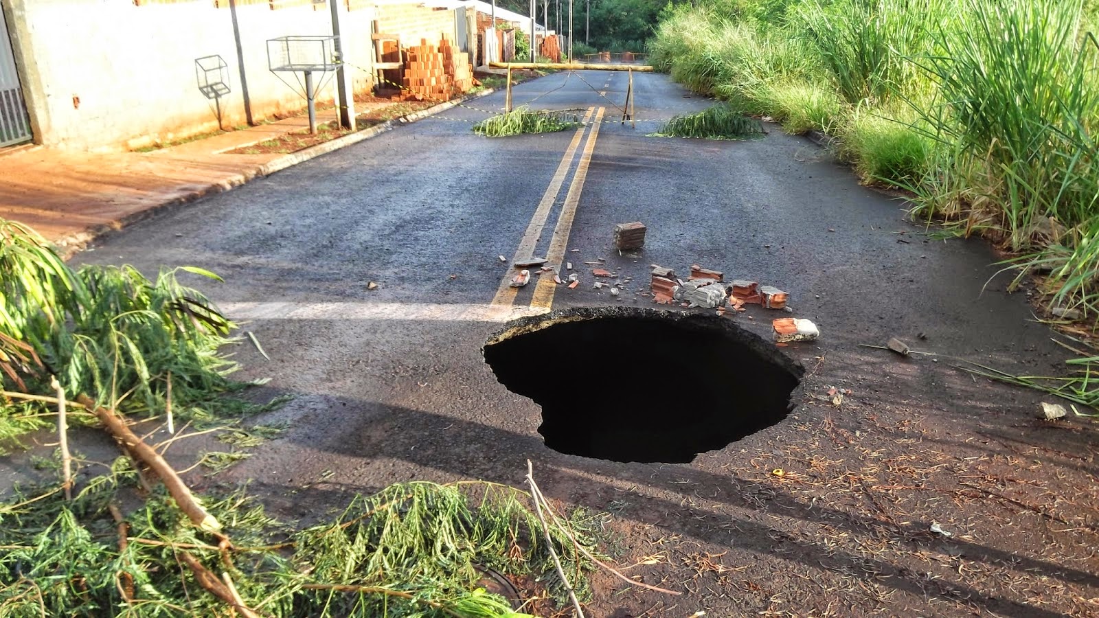 Paiçandu avante divulgações e utilidades: Buraco no asfalto