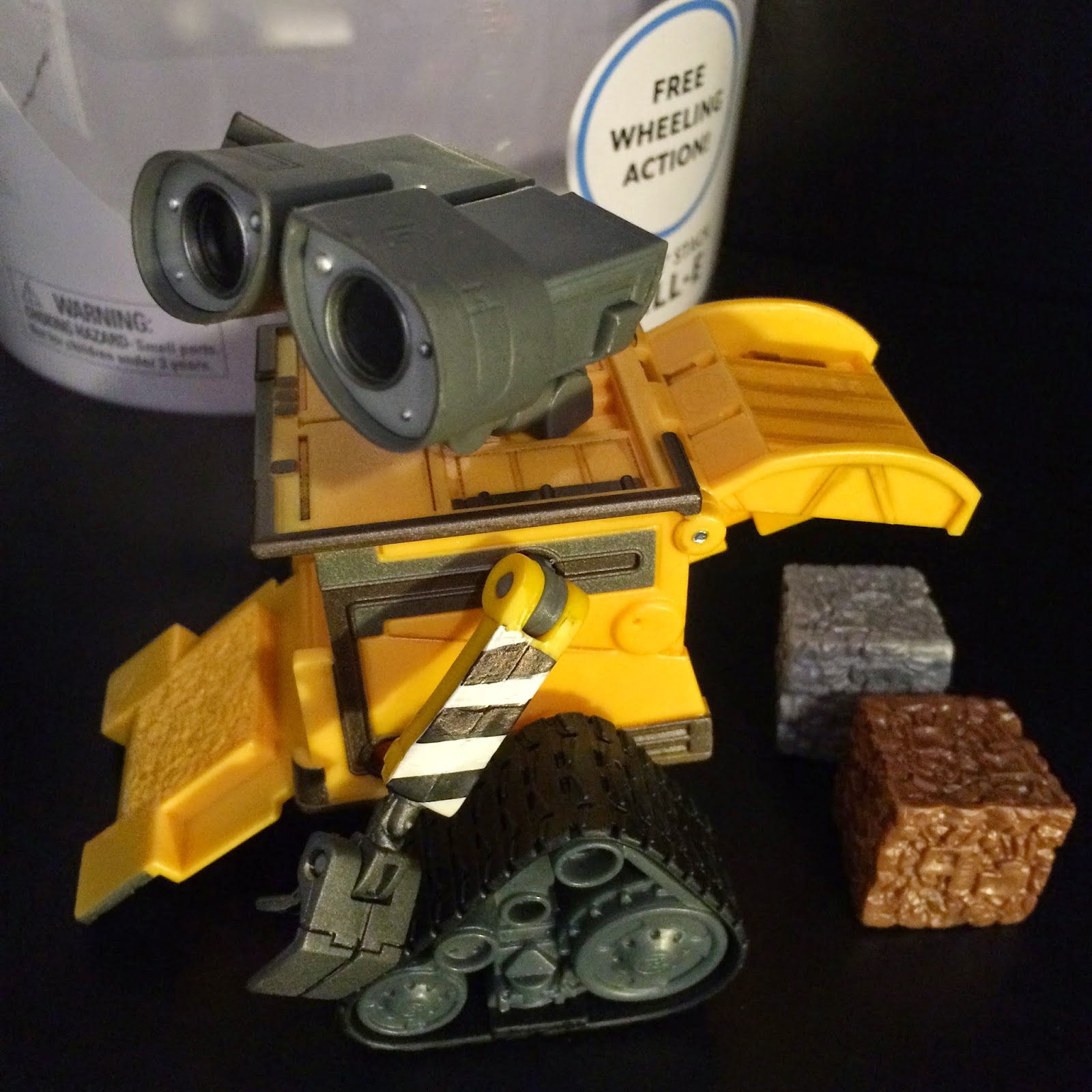 Dan the Pixar Fan: Wall-E: Cube 'N' Stack Wall-E Action Figure