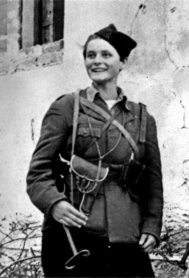 30 Vintage Photos of Beautiful Female Partisans and Resistance Fighters ...