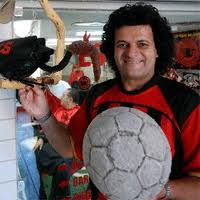 Didascália: Mauro Shampoo: Jogador de futebol do Ibis, cabeleleiro e homem