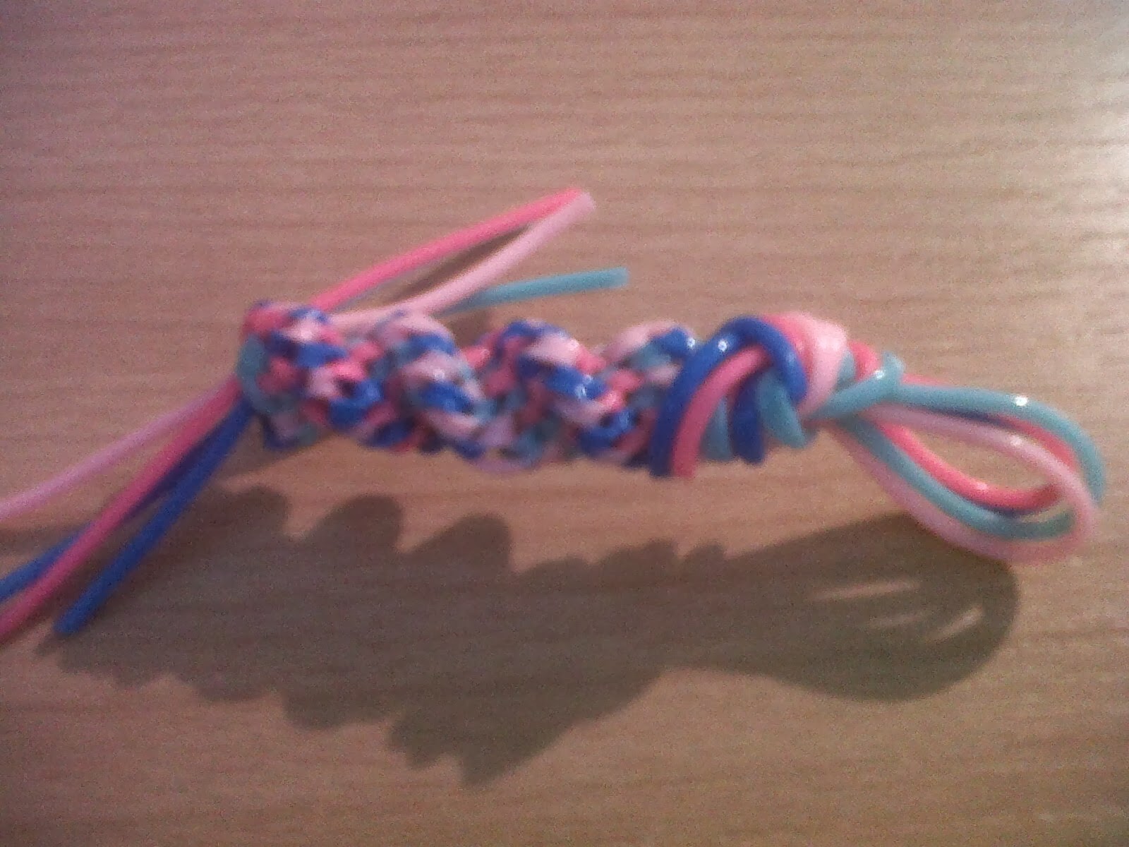 Scoubidous !!!: Scoubidous rond 8 fils