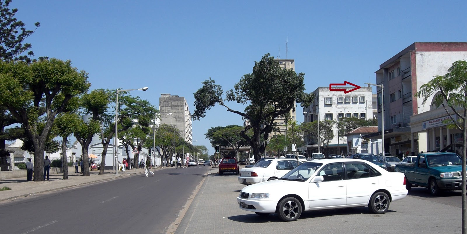 Casa modernista de esquina no Alto Maé de rés do chão