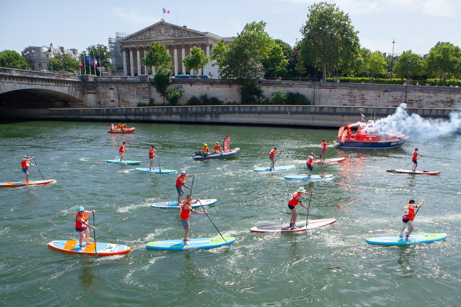 200 paddleurs étaient sur la Seine hier pour le Mille SNSM Paddle ...
