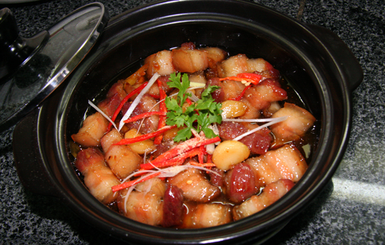 Thịt ba rọi ram đường đậm đà là món ăn thích hợp trong những ngày mưa ...