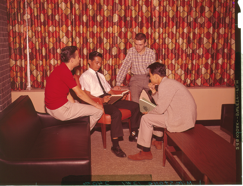 Amazing Color Photographs Capture Everyday Life of Students of Eastern ...