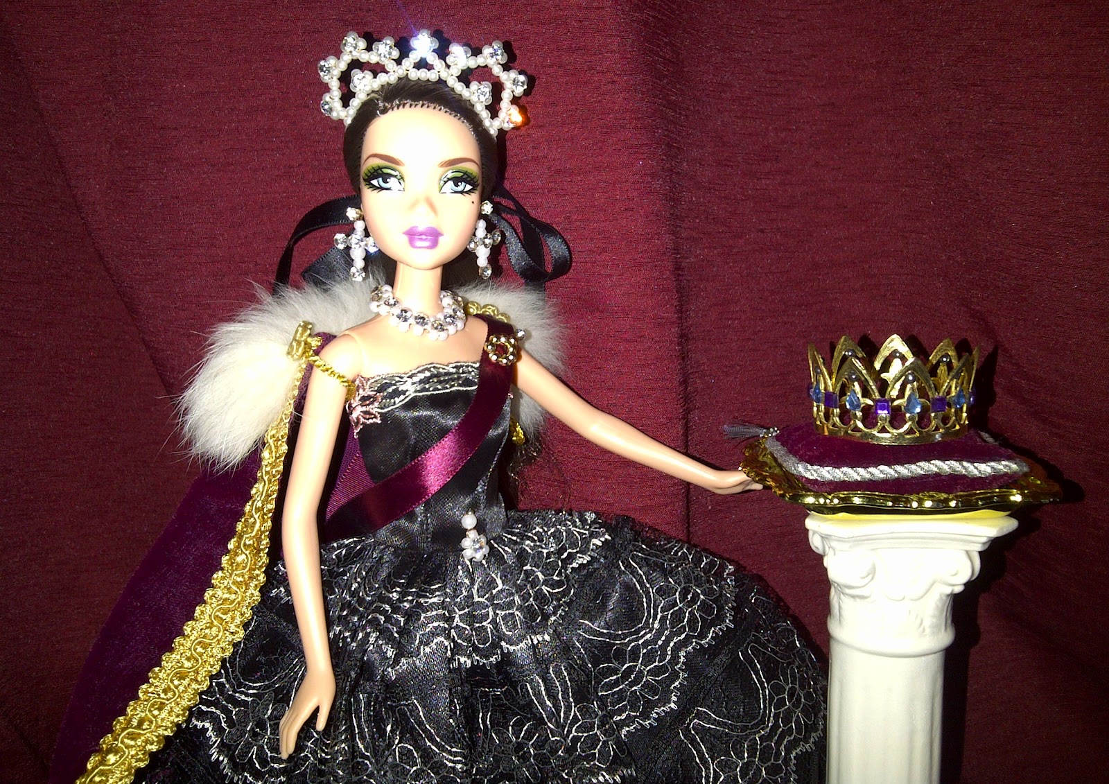 The World of Daniel: Fascinating Friday (Royal Crowns as a Concept)