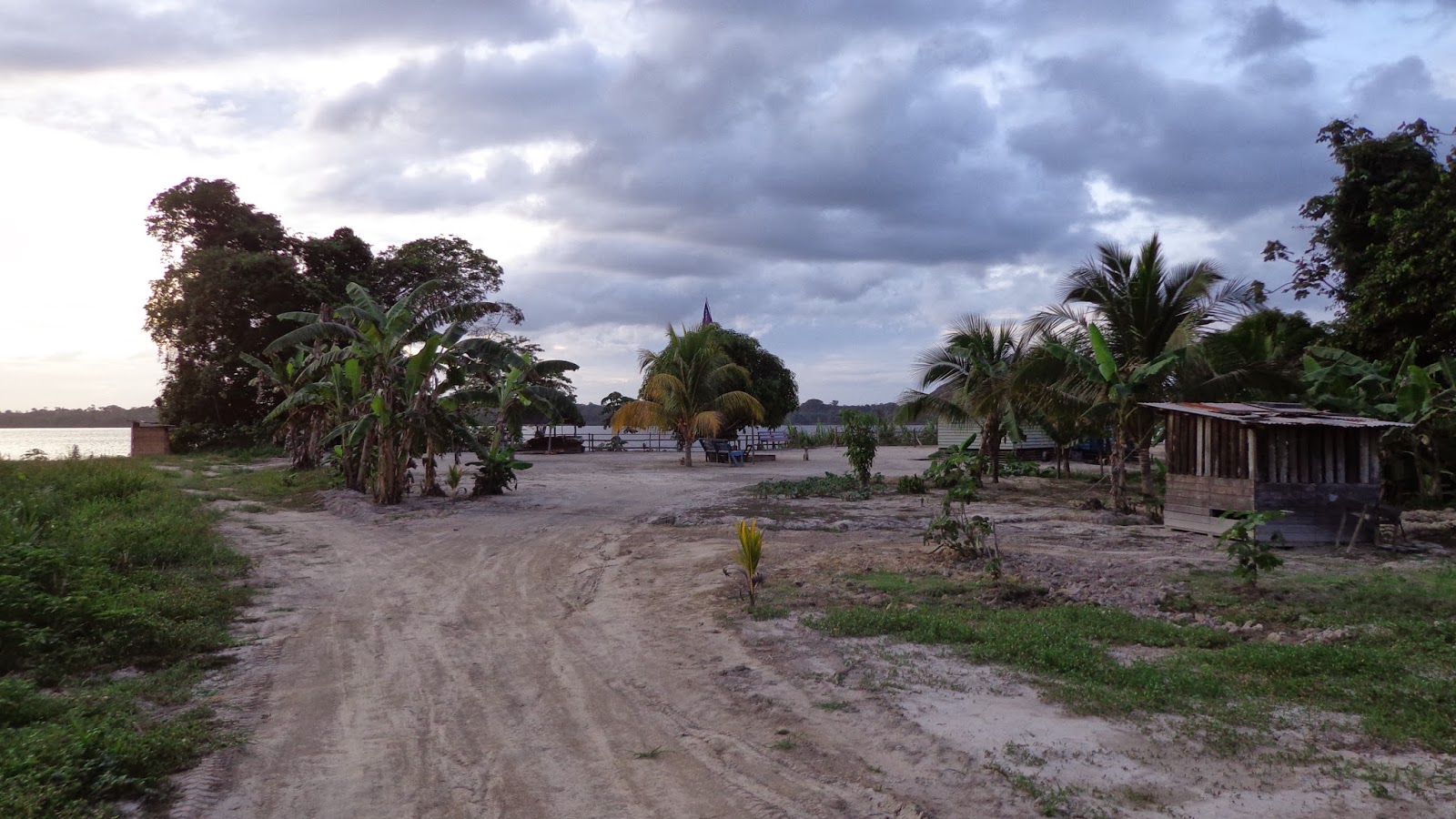 Marie Claire en Lianne in Suriname: Apoera, nachtboot en 'sardientjes'