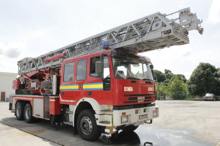 Brunei Fire&Rescue Department Appliances: Iveco / Magirus Tuntable ...