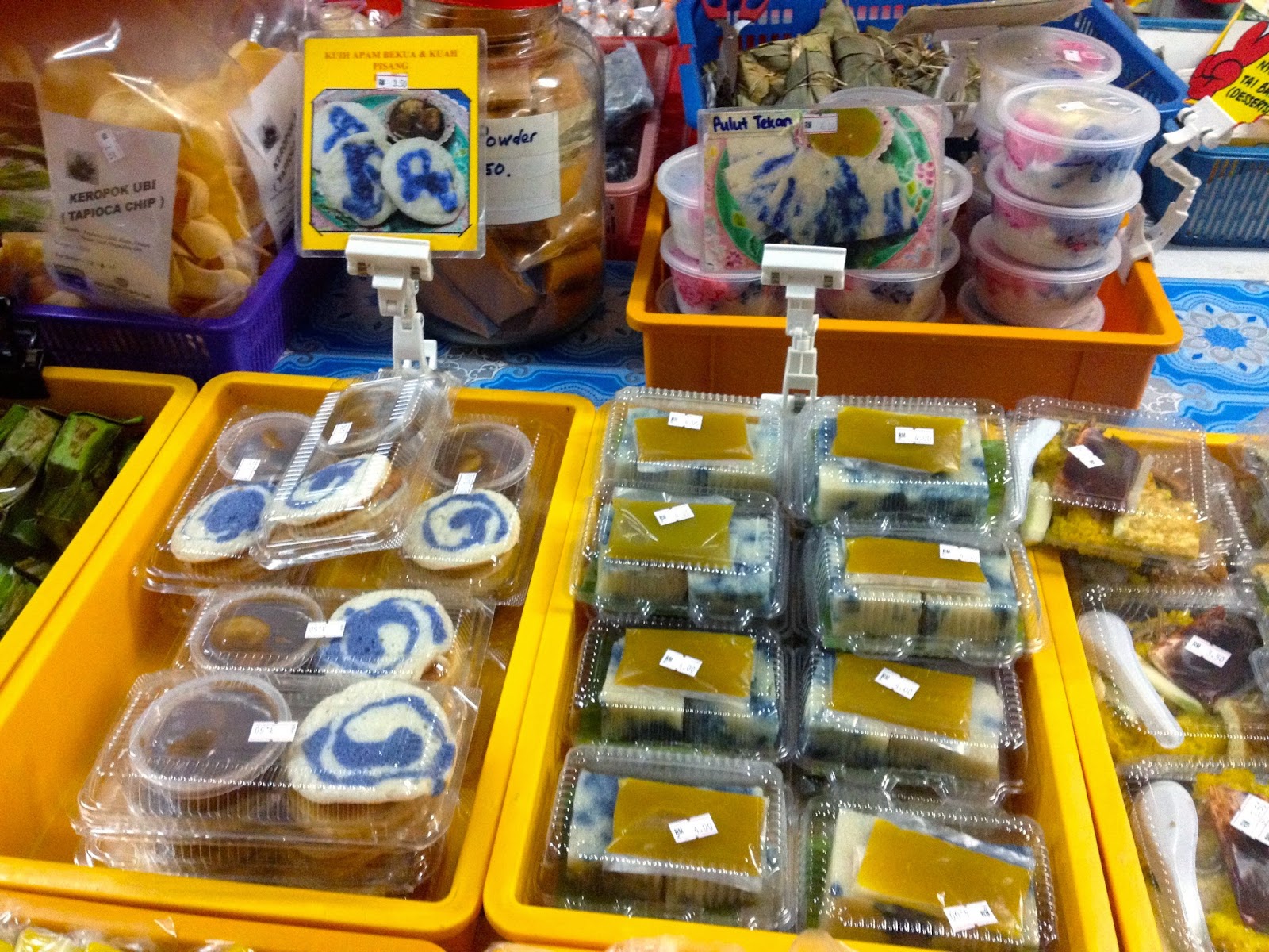 freakZspeaks: Nyonya kuih @ Baba Charlie's Nyonya Cake, Tengkera, Melaka