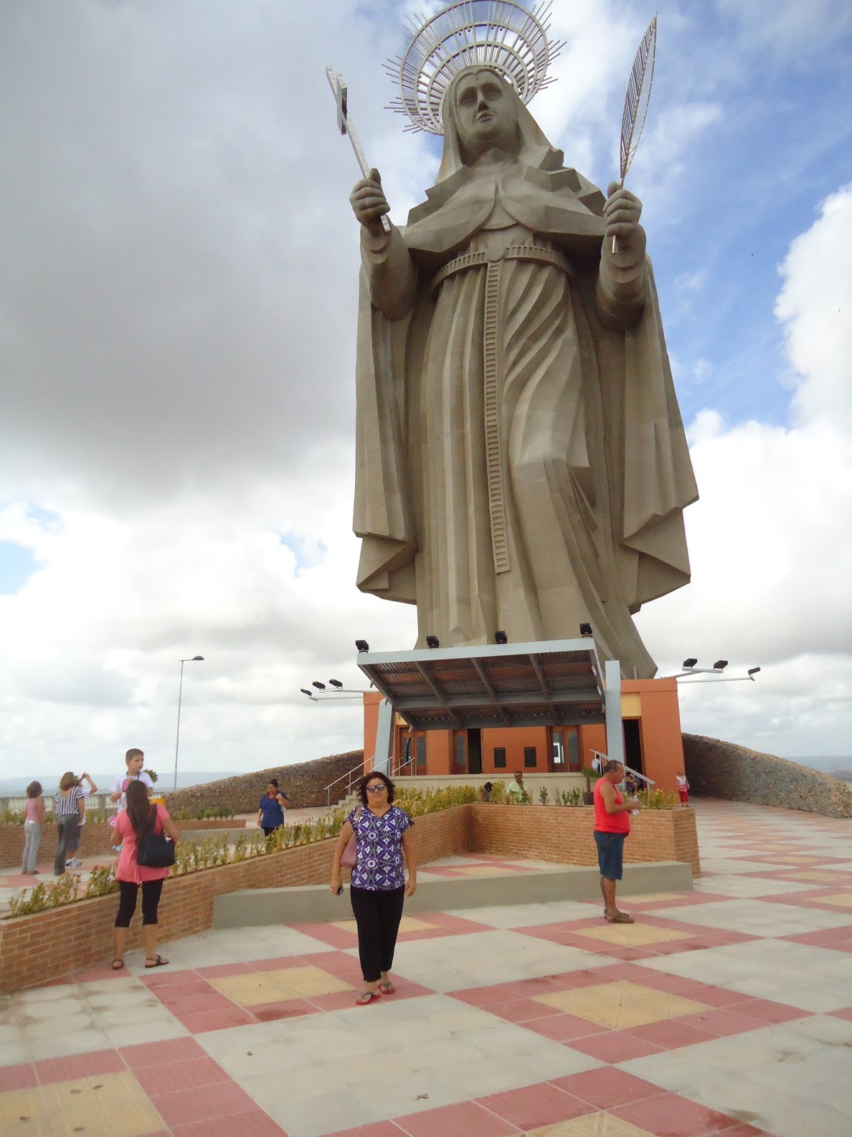 FOTO CELULAR: ESTÁTUA DE SANTA RITA DE CÁSSIA EM SANTA CRUZ-RN