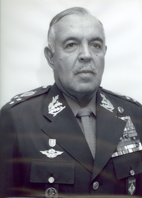 Coluna Acontecendo: ARMAS EM FUNERAL - GEN EX PAULO CESAR DE CASTRO