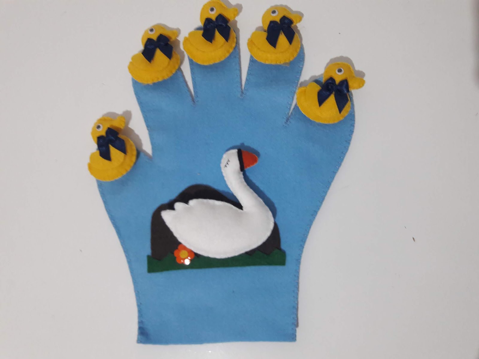 Atelier Da Tia Thaise: Luva 2 em 1 História O Patinho Feio e 5 Patinhos