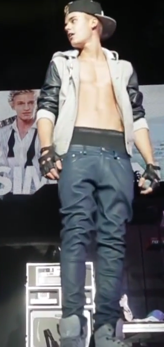 Celeb Saggers: Justin Bieber Sagging Calvin Kleins Below Ass