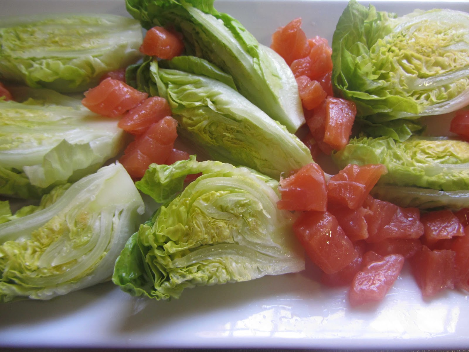 Cogollos de lechuga con salmón y vinagreta de pimiento y tomate