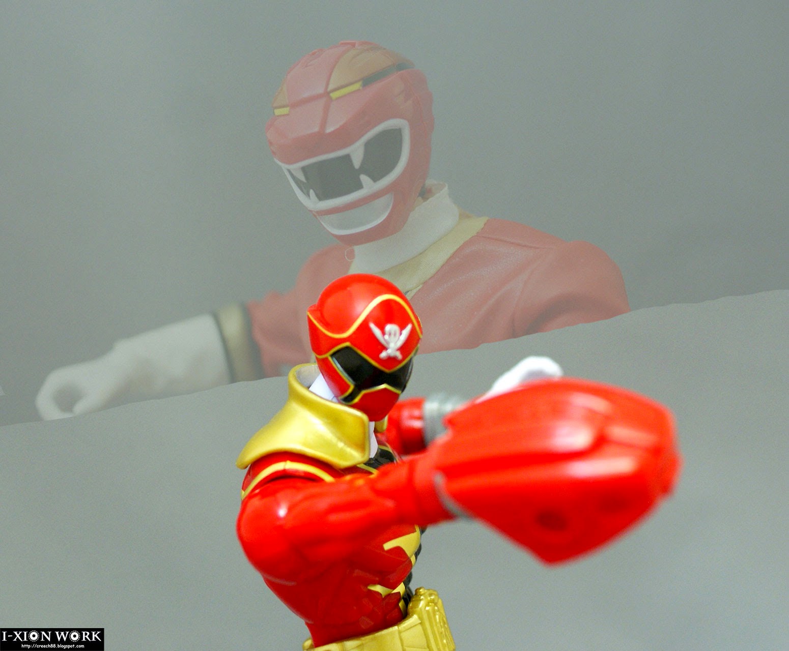 一眼看穿: Power Rangers Super Megaforce - Armored Super Mega Red