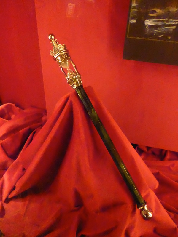 Hollywood Movie Costumes and Props: Mia Wasikowska's Alice Through the ...