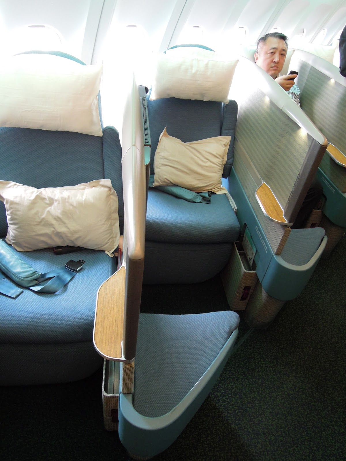 SIN-TPE 兩千哩的掛念: 2012.05.11 CX734 SIN-HKG (C Class)