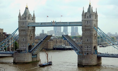 AS THEY WERE: PICTURES OF THE TOWER BRIDGE DURING CONSTRUCTION 1892
