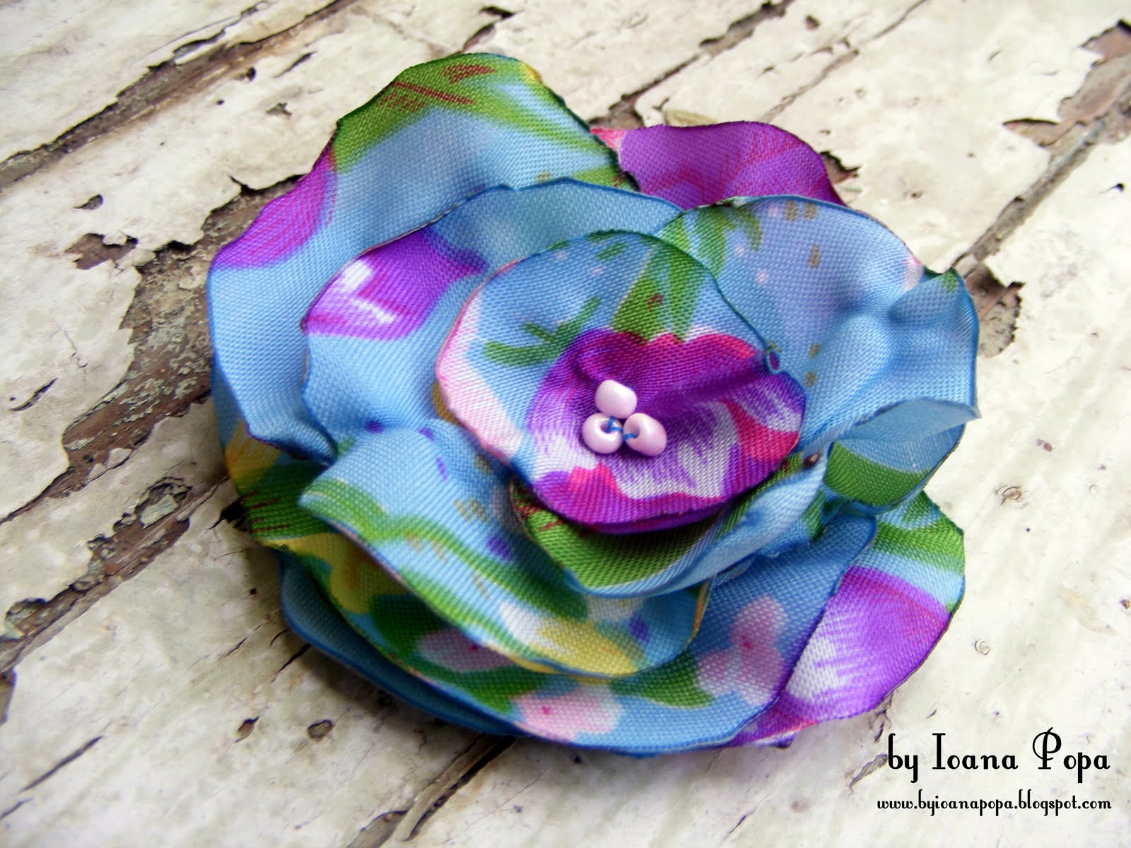 Fii tu! Accesorii handmade: Brose textile colorate