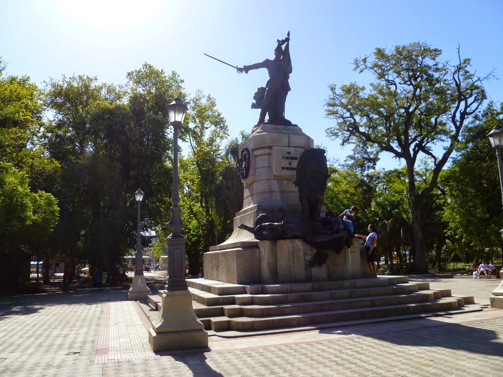 CORRECAMINOS: O MONUMENTO A BENTO GONÇALVES, EM RIO GRANDE