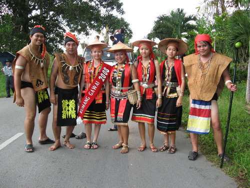 SPECIALITY OF SARAWAK: TRADITIONAL DRESS IN SARAWAK
