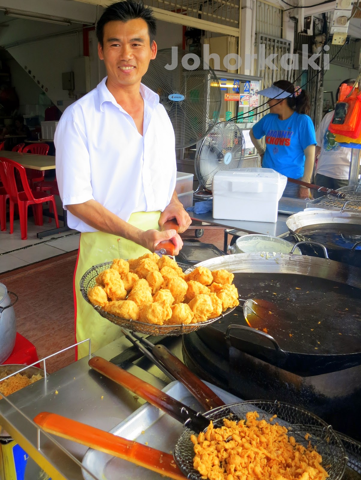 Fried Durian Puffs in Johor Bahru |Tony Johor Kaki Travels for Food ...