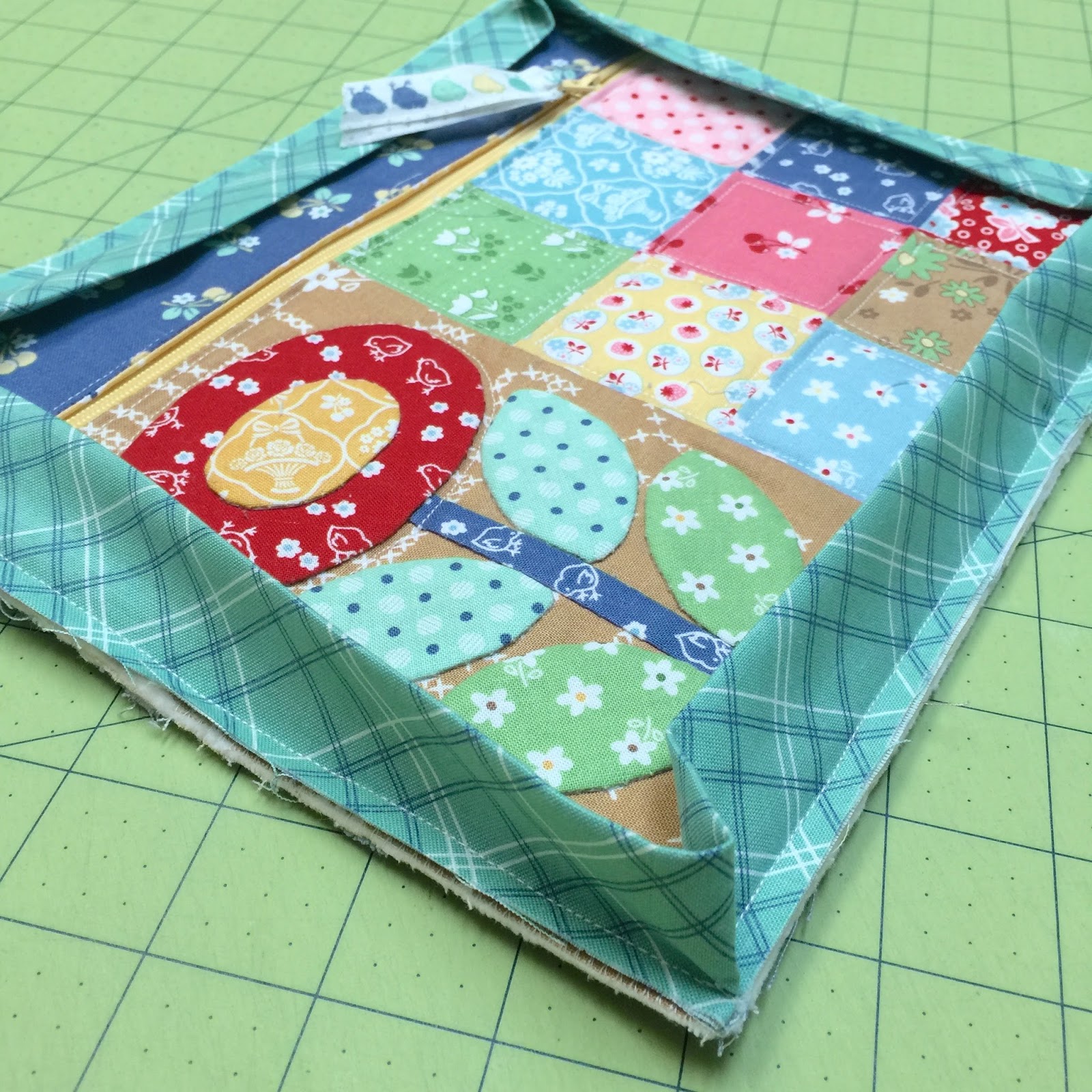 Bee In My Bonnet: New Tutorial - Quilty Zip Bag - Easiest Zipper Ever!