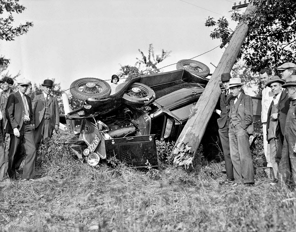 History in Photos: Vintage Car Wrecks