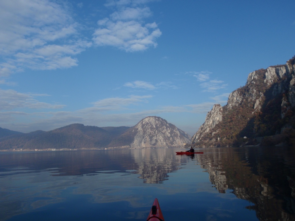 La defilare, în defileu – Romania vazuta din caiac