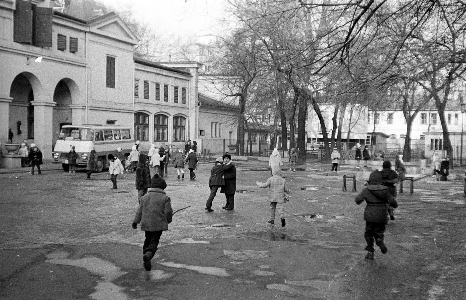 v o l g a n e a g r a: Brasov si Bucuresti in 1974