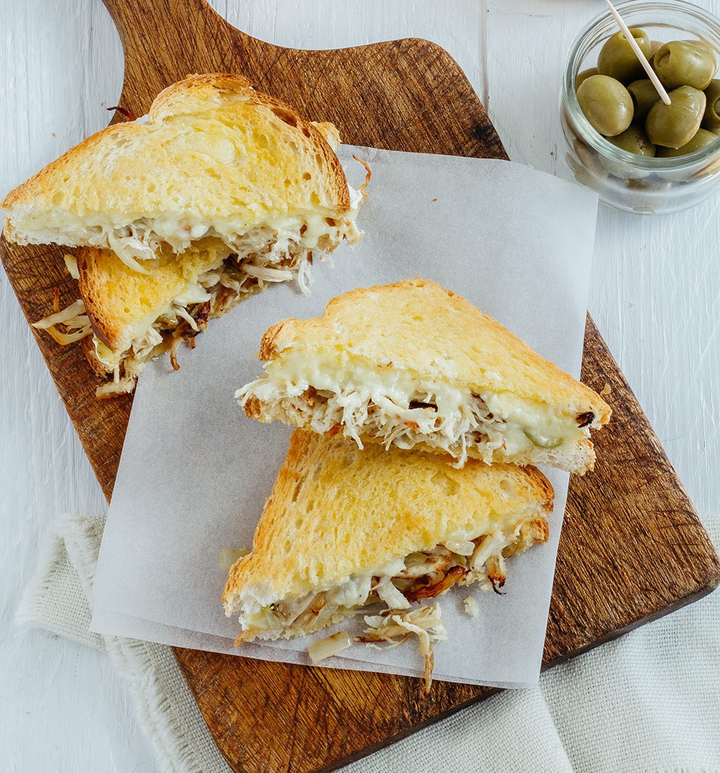 Sumuštiniai su plėšyta vištiena ir kamamberto sūriu