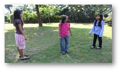 Encyclopedia: Indonesian's traditional games: LOMPAT TALI (JUMP ON ROPE)
