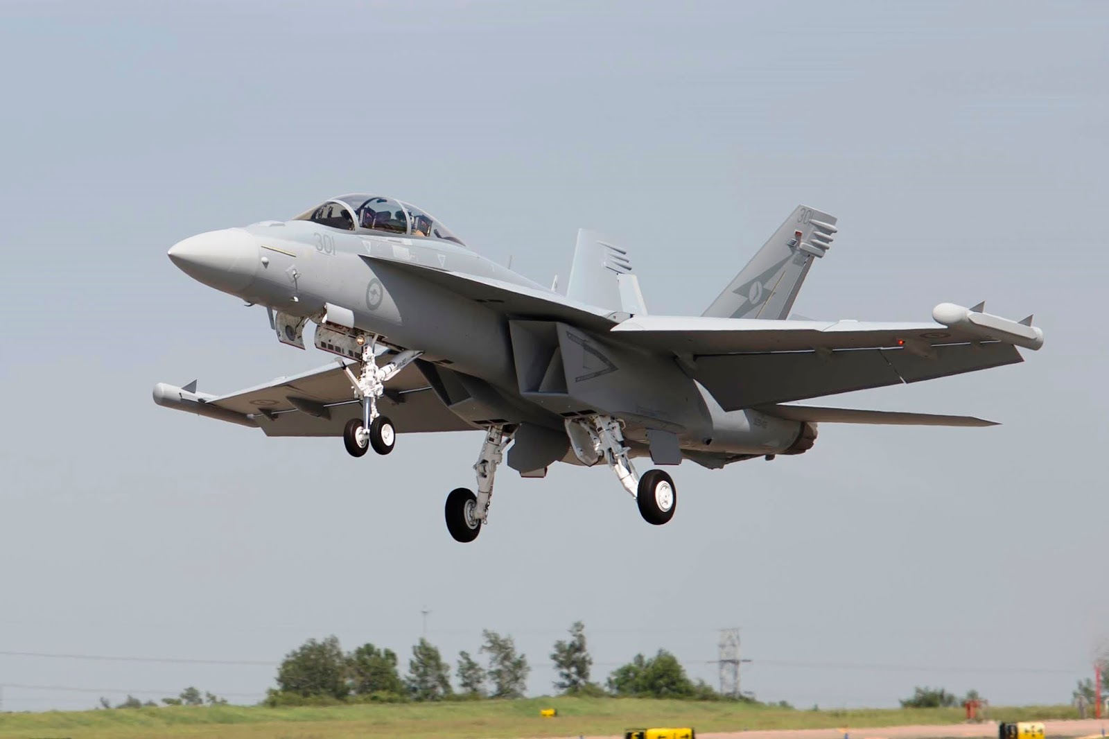 DEFENSE STUDIES: 6 Squadron Completes Final Super Hornet Flight