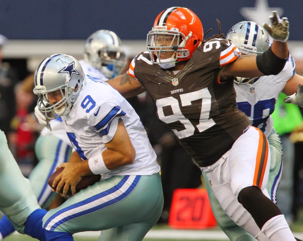 Jabaal Sheard looks to bolt the Cleveland Browns for the Patriots