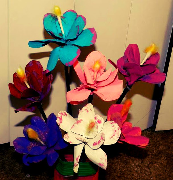 Creative DIY crafts: Flower vase made with tissue paper holder flowers!