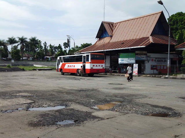 Landasan Terminal Bawen Penuh Lubang - HARIAN SEMARANG
