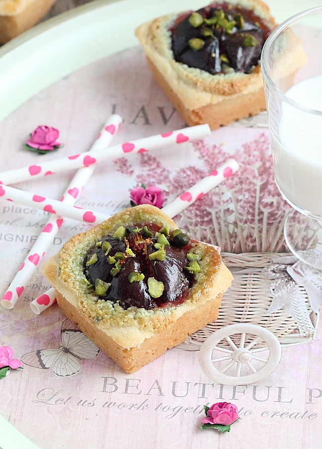 Mini-amandine pistache et figues fraîches